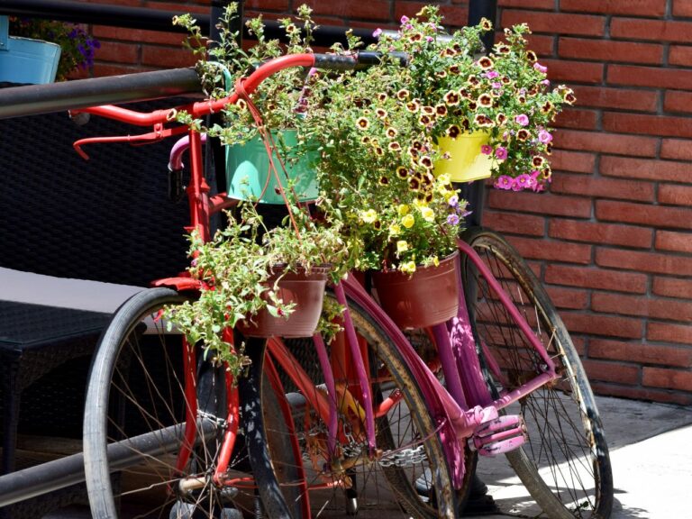 Jak wykorzystać stary rower? Zrób kwietnik! 15 inspiracji na rowerowe ...